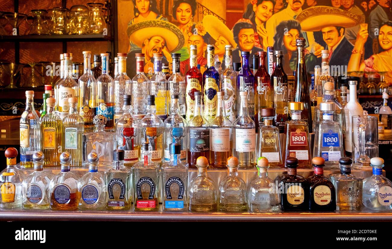 Tequila bottles Banque de photographies et d’images à haute résolution ...