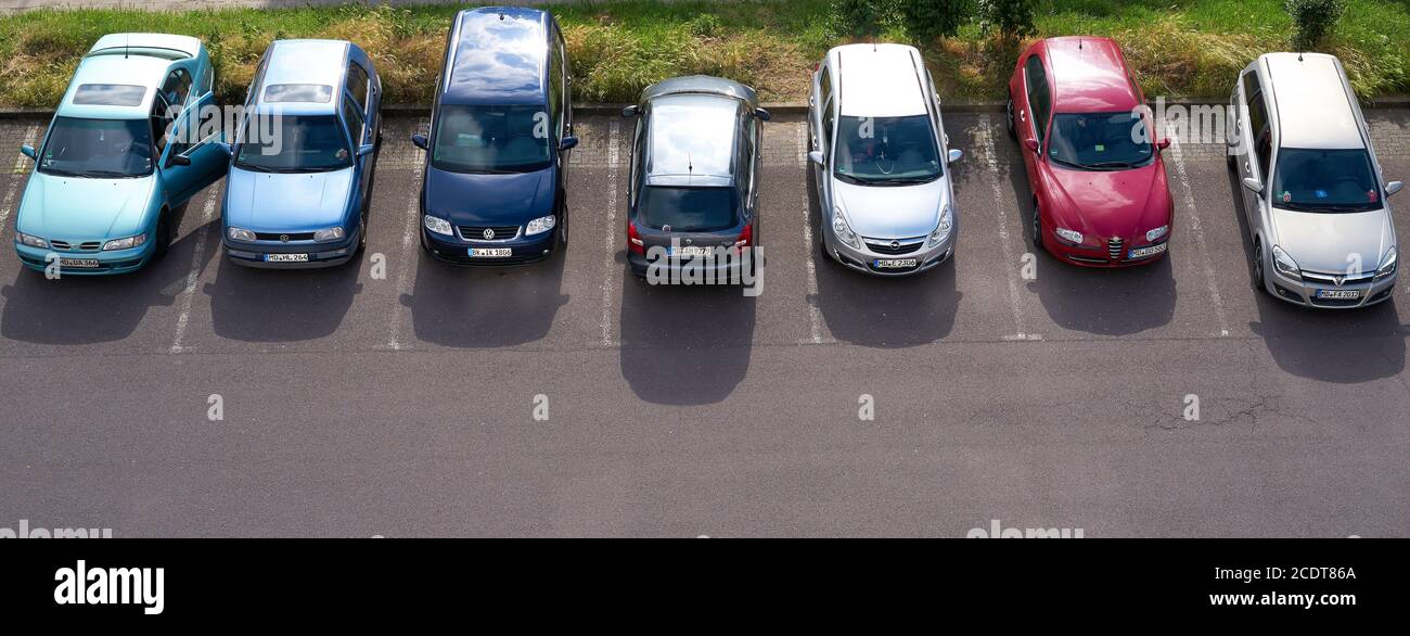 Voitures sur le parking Banque de photographies et d’images à haute ...