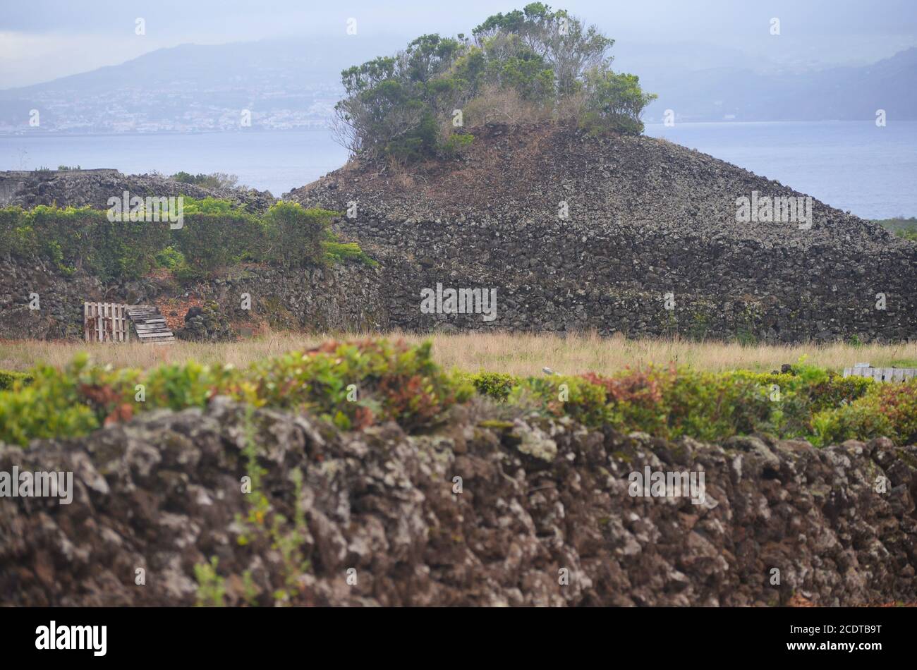 Pyramides de l'île de pico Banque de photographies et d’images à haute ...