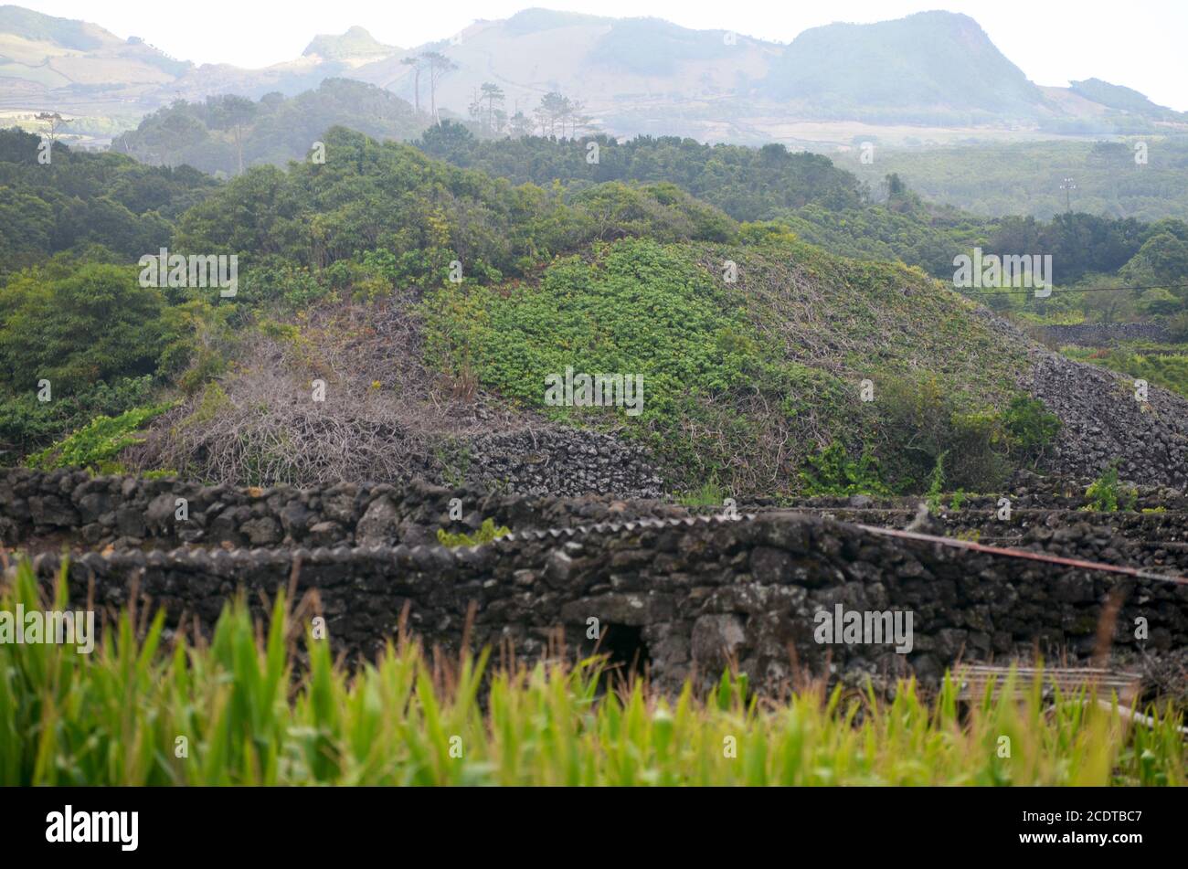 Pyramides de l'île de pico Banque de photographies et d’images à haute ...