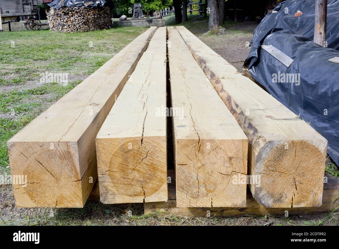 La perspective de quatre immenses poutres en bois de pin pour le toit d ...