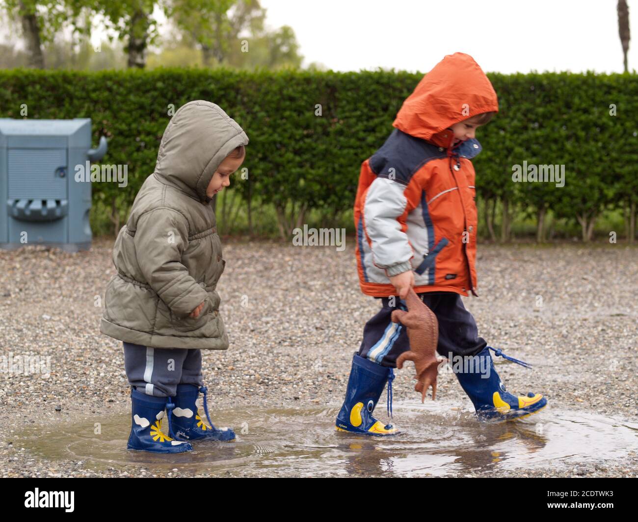 Enfant sautant dans une flaque d'eau Banque de photographies et d ...