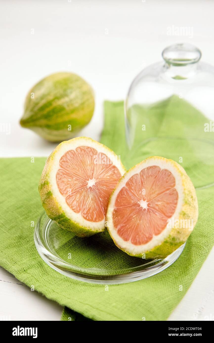 Moitiés de citron rose variégé ou de citron Eureka à chair rose ...