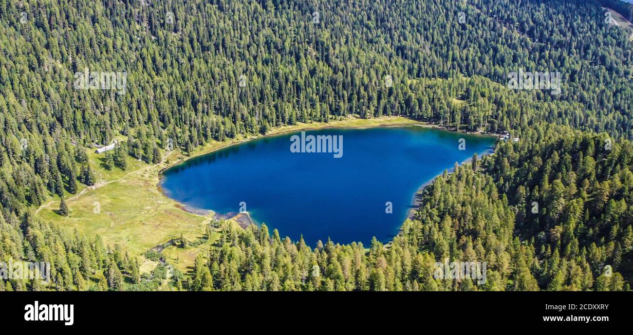 Lac Malghette, situé dans la Sun Valley à 1900 m a.s.l. au coeur du ...