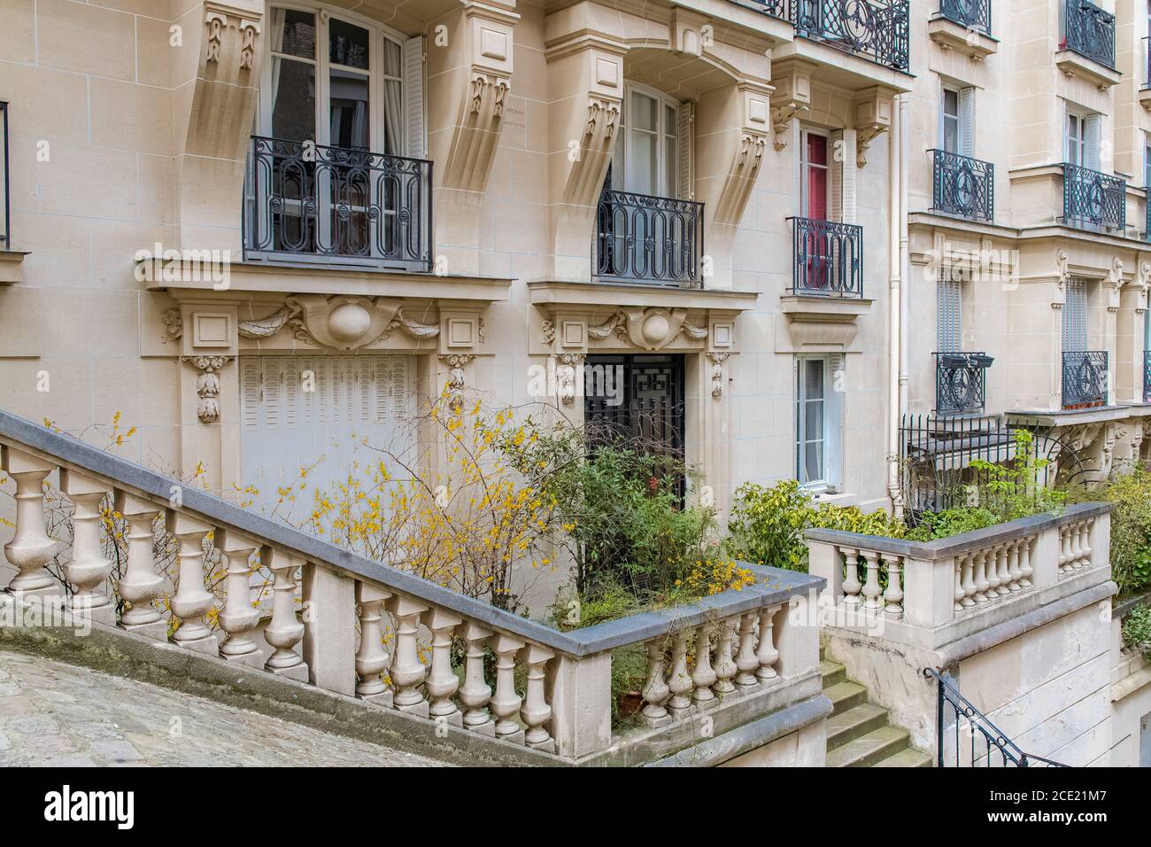 Paris, façades et rue typiques, beaux bâtiments de Montmartre Photo ...