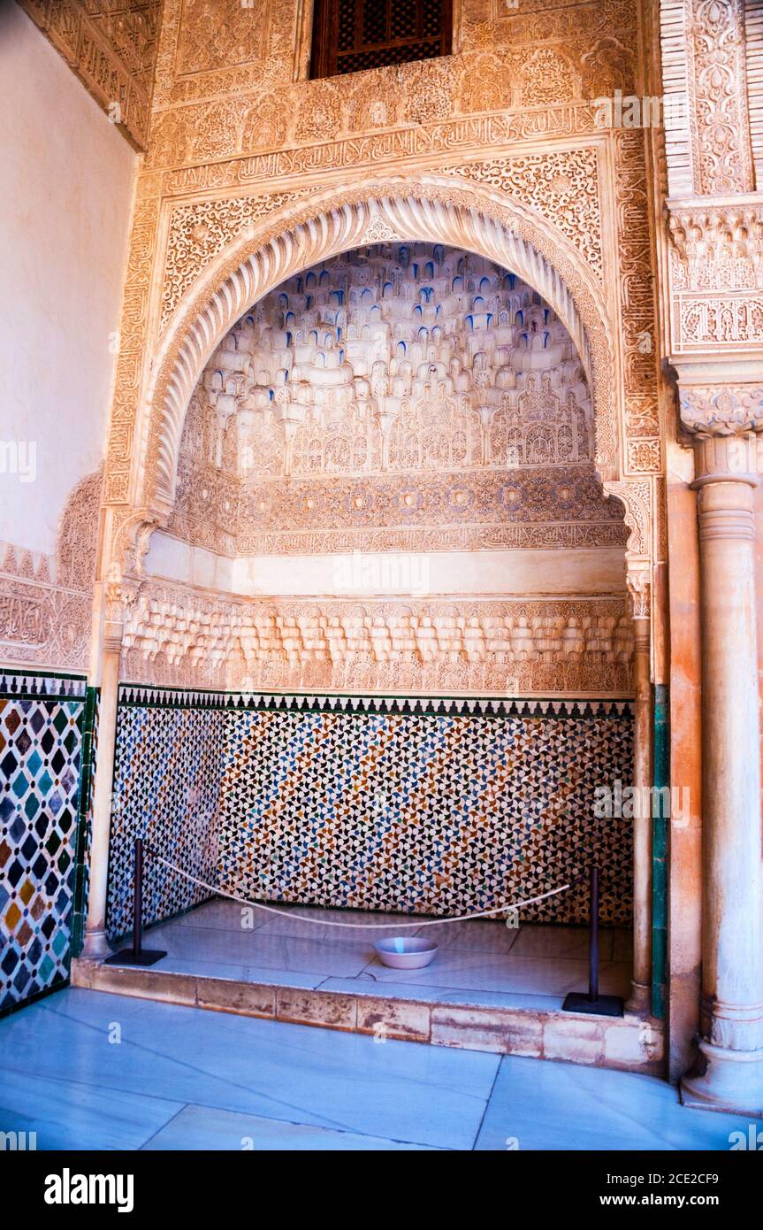 Carreaux de céramique mauresque, arc en fer à cheval et Muqarnas, une ...