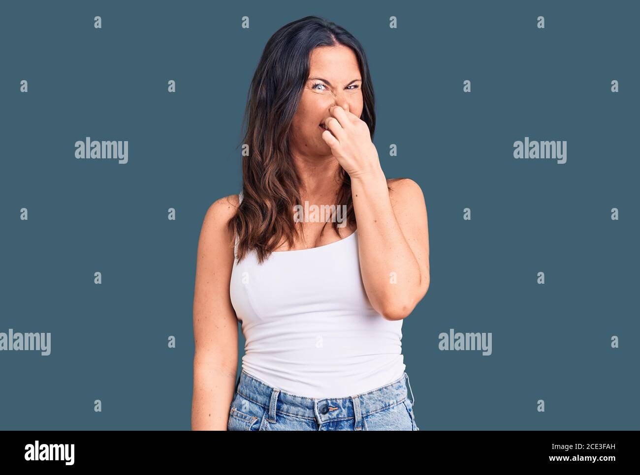Jeune belle femme brune portant un t-shirt sans manches décontracté qui ...