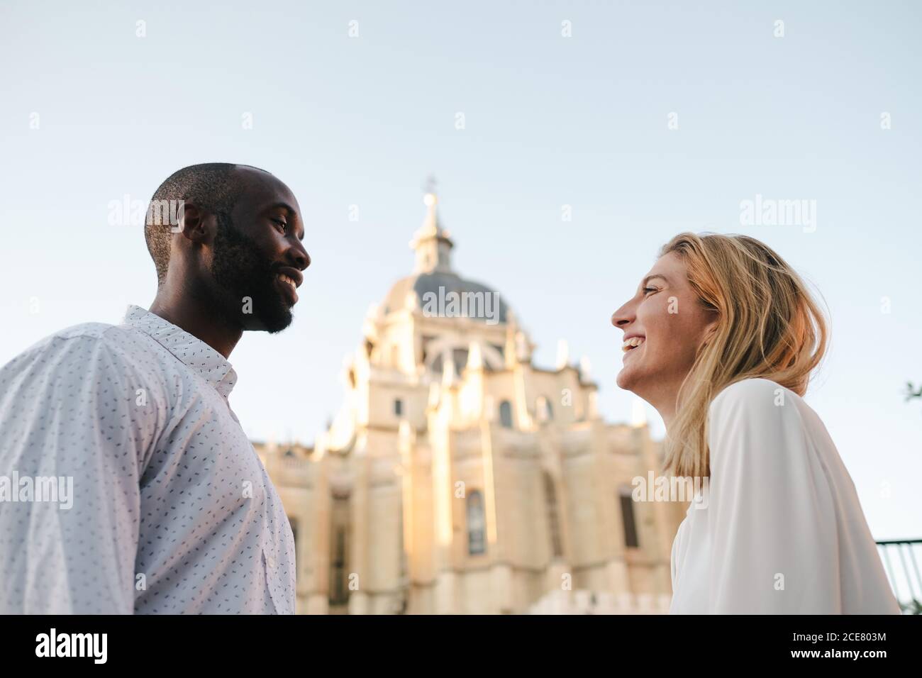 Couple Debout Sur Fond Blanc Banque De Photographies Et Dimages à