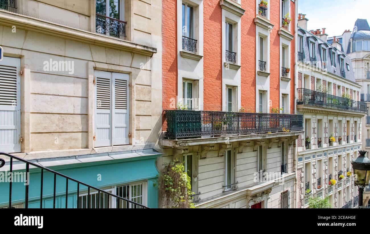 Paris, façades et rue typiques, beaux bâtiments de Montmartre Photo ...