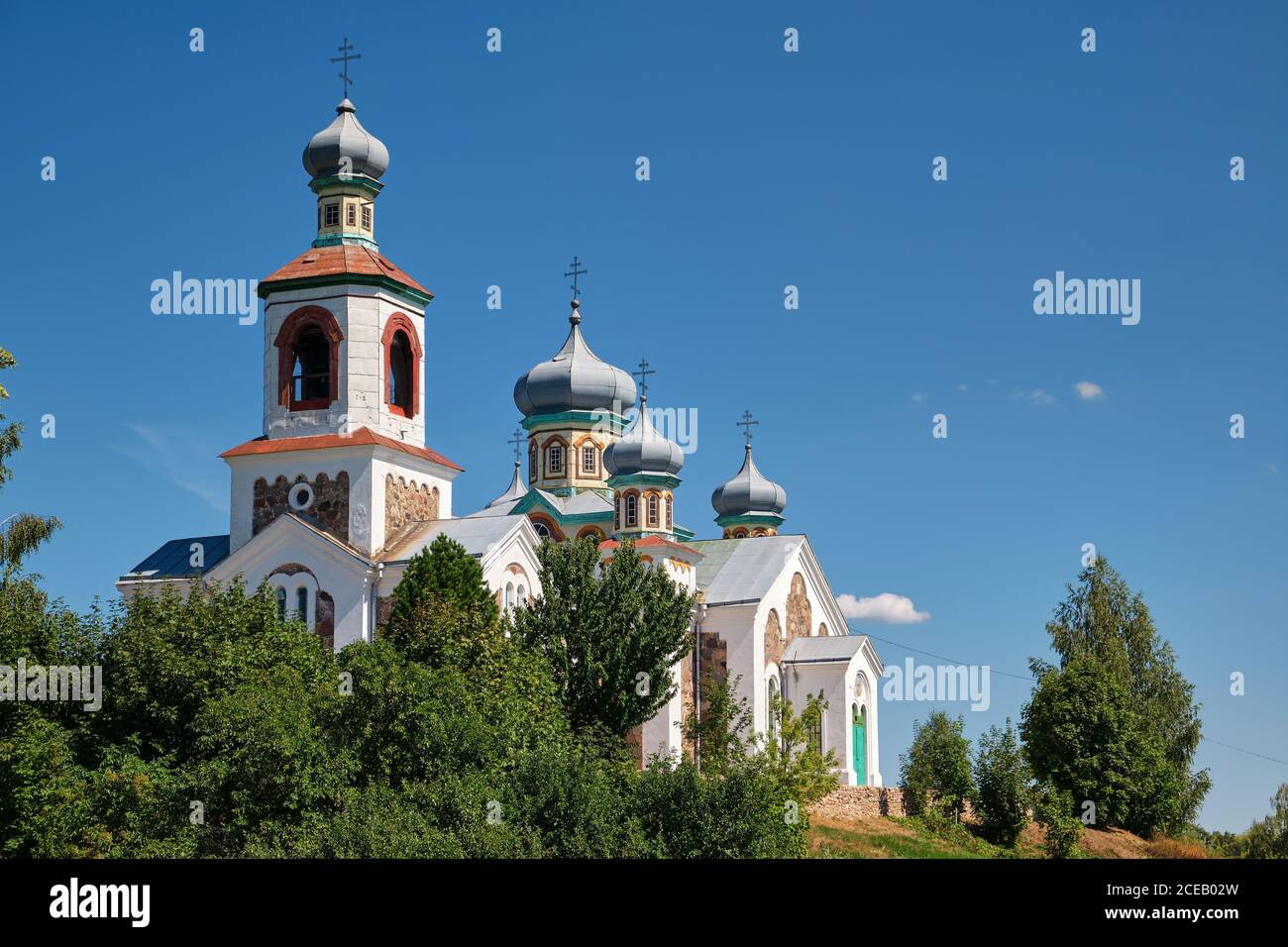 Ancienne belle église de protection de la Sainte Vierge dans le village ...