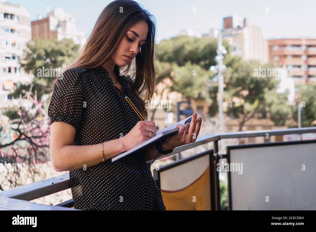 Femme qui fume sur le balcon Banque de photographies et d’images à ...