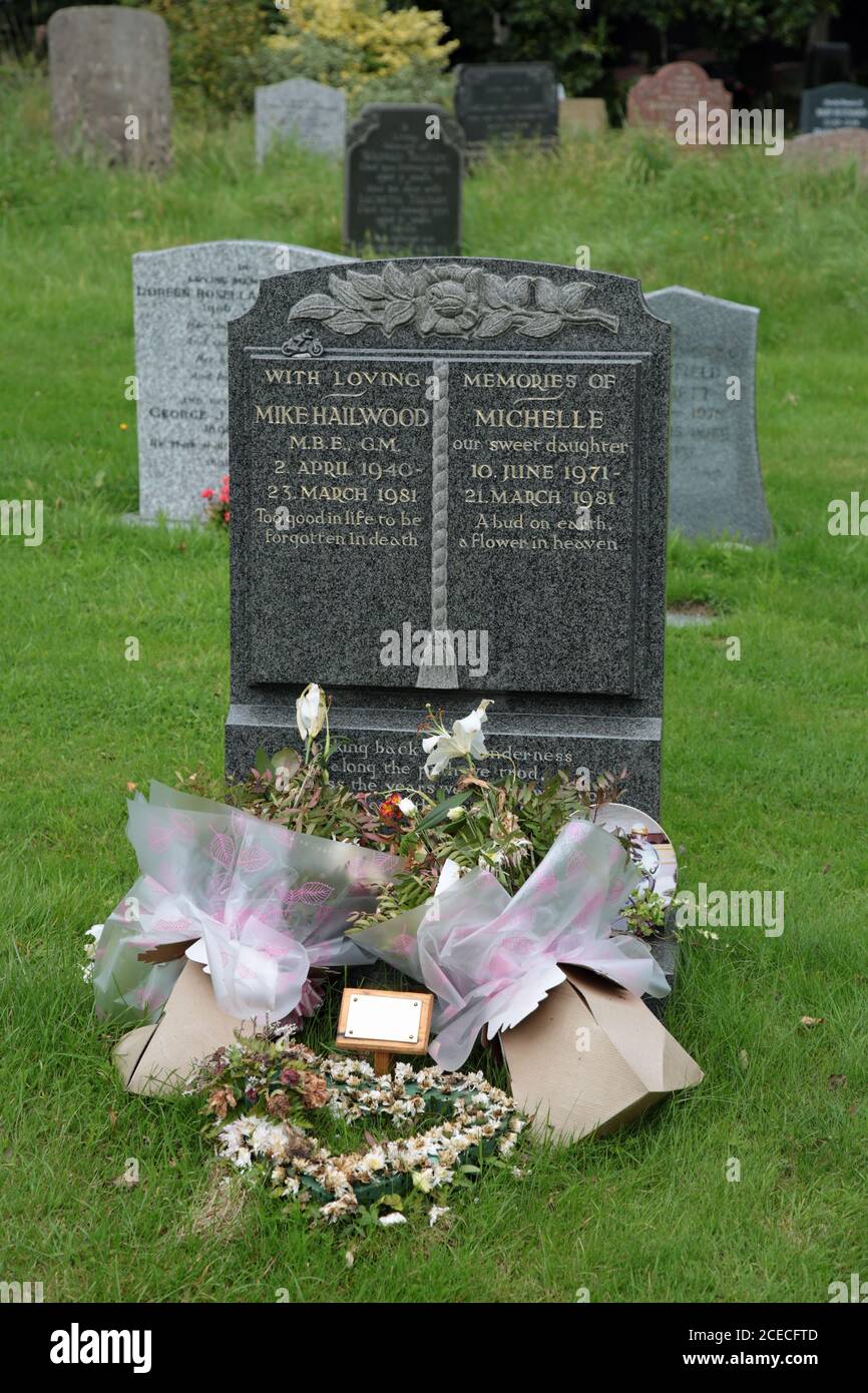 La tombe de Mike Hailwood MBE GM, sa fille Michelle et sa femme Pauline ...