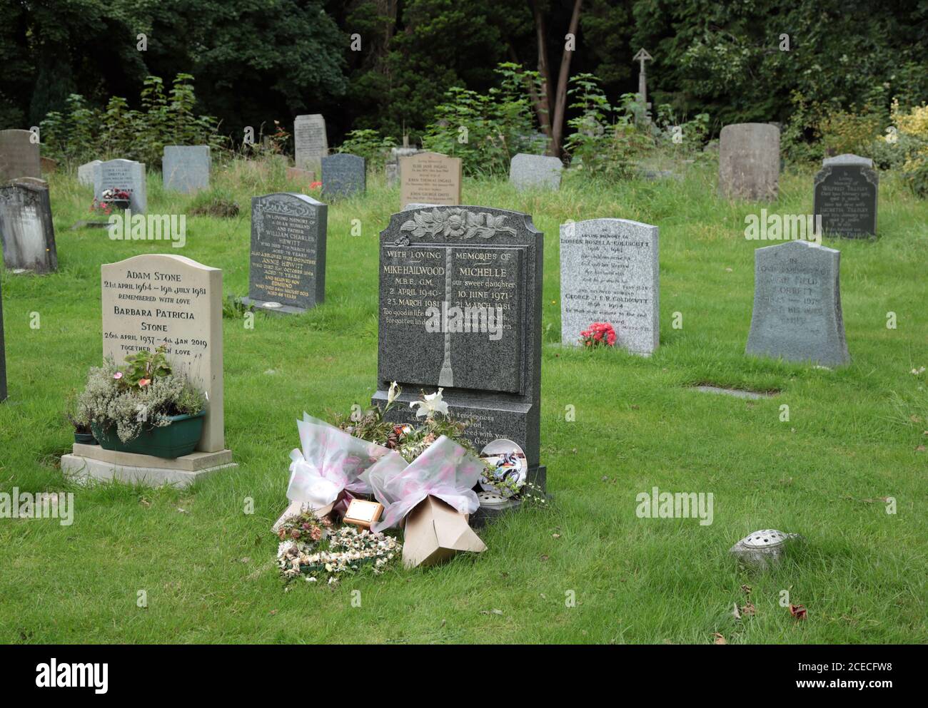 La tombe de Mike Hailwood MBE GM, sa fille Michelle et sa femme Pauline ...