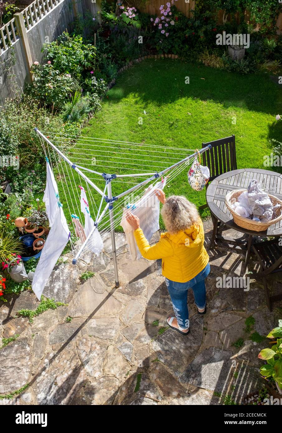 Une femme qui se lavoir sur la ligne de lavage du sèche-linge rotatif ...
