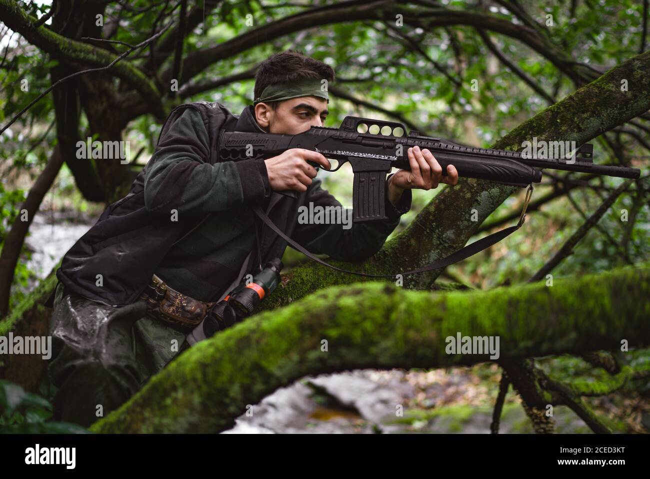 Chasseur dans la foret Banque de photographies et d’images à haute ...