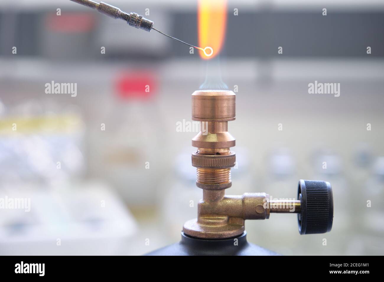 Flame test bunsen burner Banque de photographies et d’images à haute ...