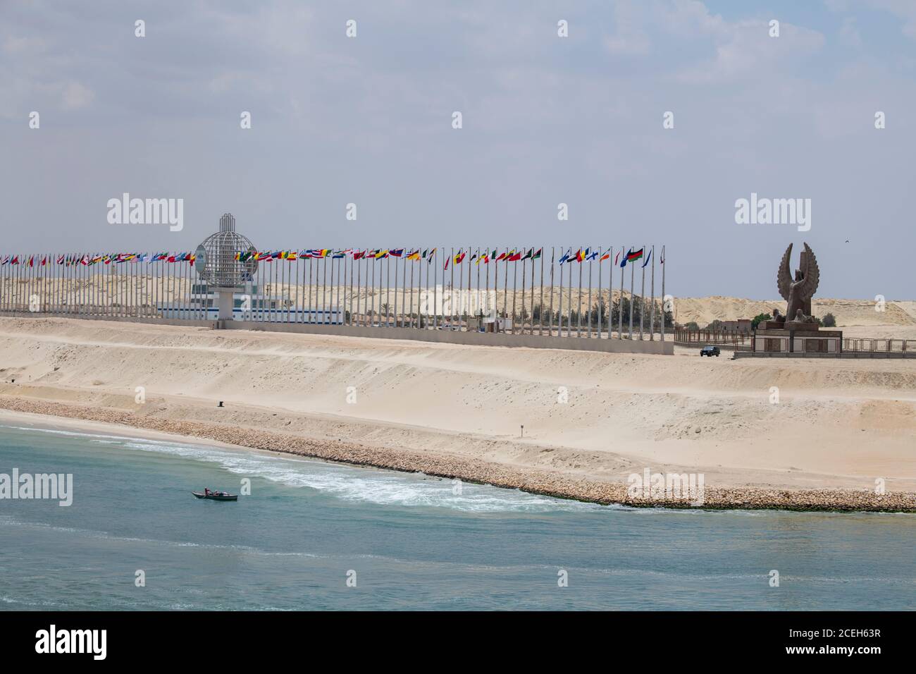 Égypte, Canal de Suez, Ismailia. Monument du canal de Suez le long de ...