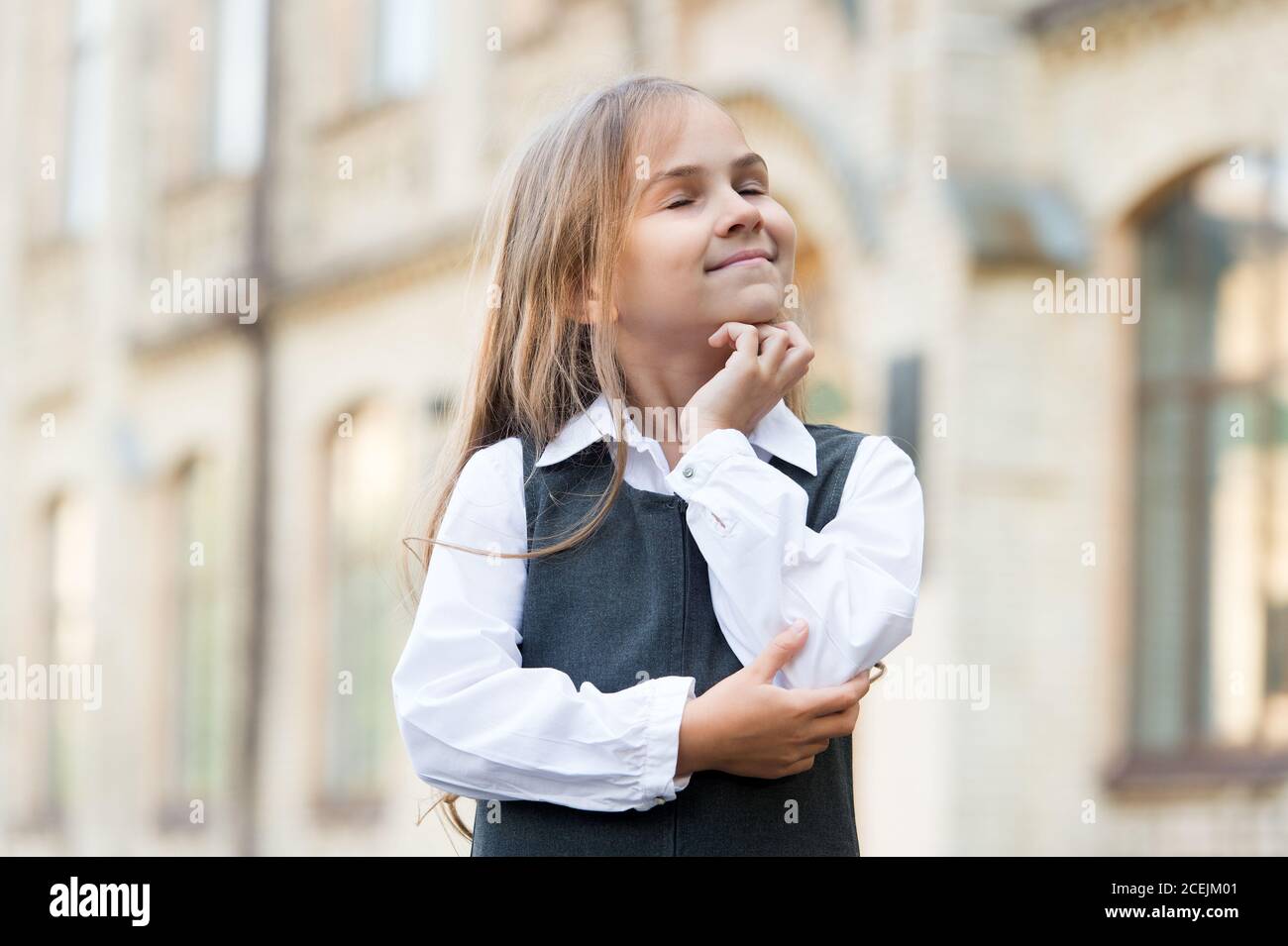 Joyeux enfant pensif pense positif avec les yeux fermés et de retour à ...
