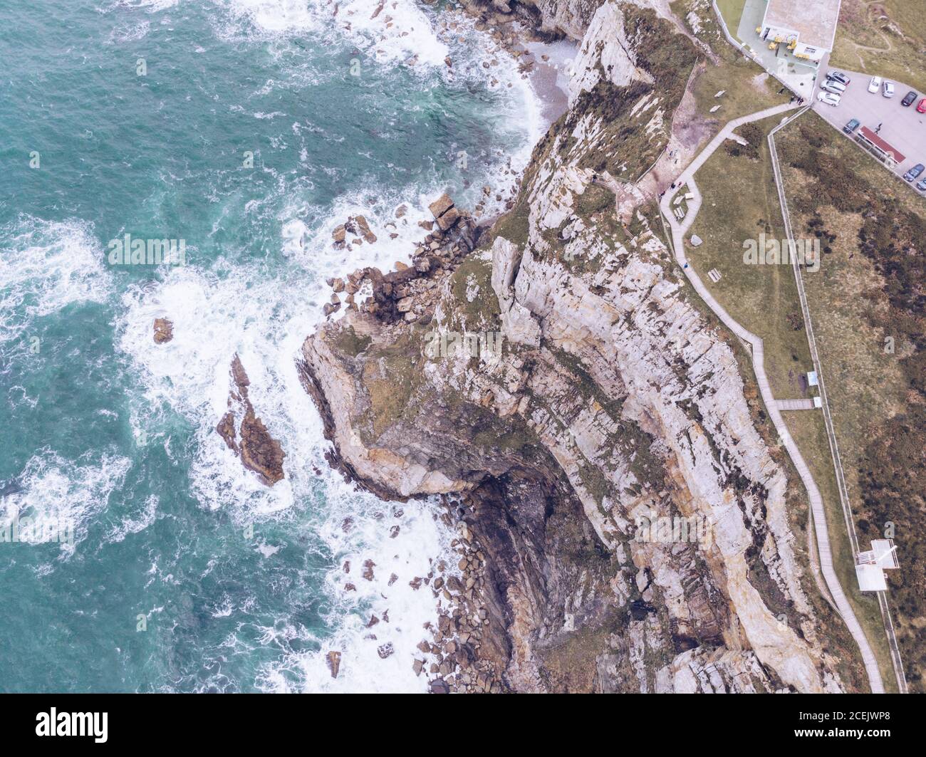 Vue incroyable sur l'eau de mer qui éclabousse près d'une longue ...