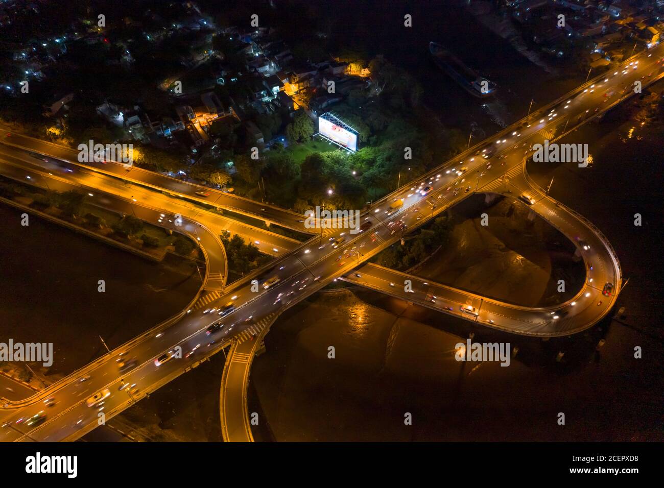 Vue aérienne spectaculaire de la bretelle de l'échangeur d'autoroute et ...