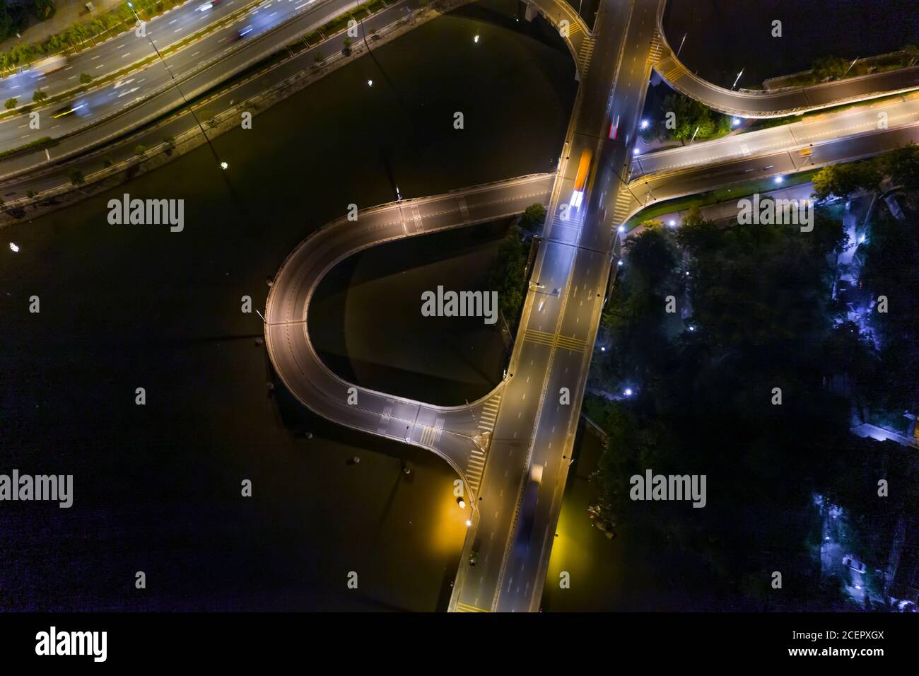 Vue aérienne de la bretelle de sortie de l'échangeur d'autoroute et du ...