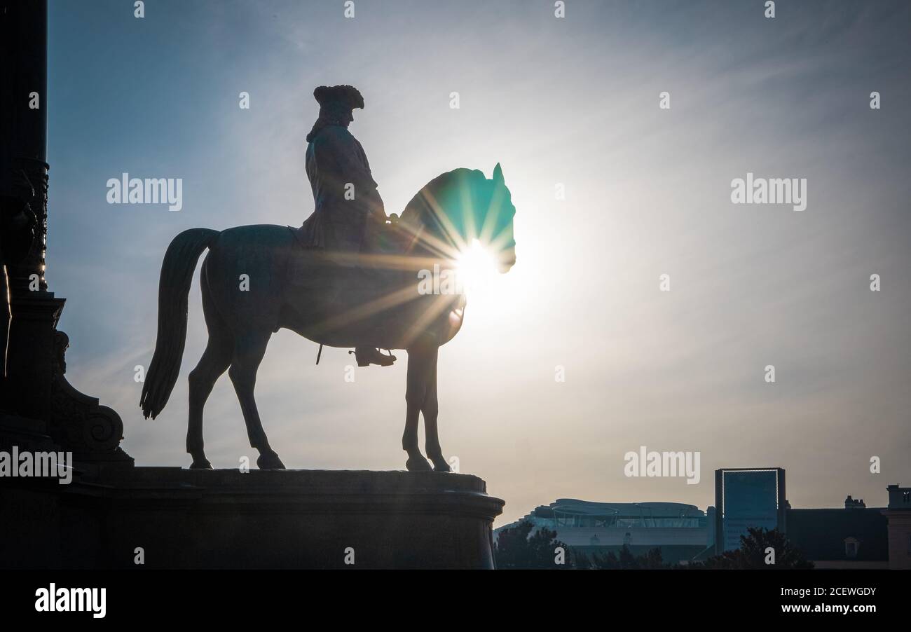 Man is sitting on a cloud with a horse Banque de photographies et d ...