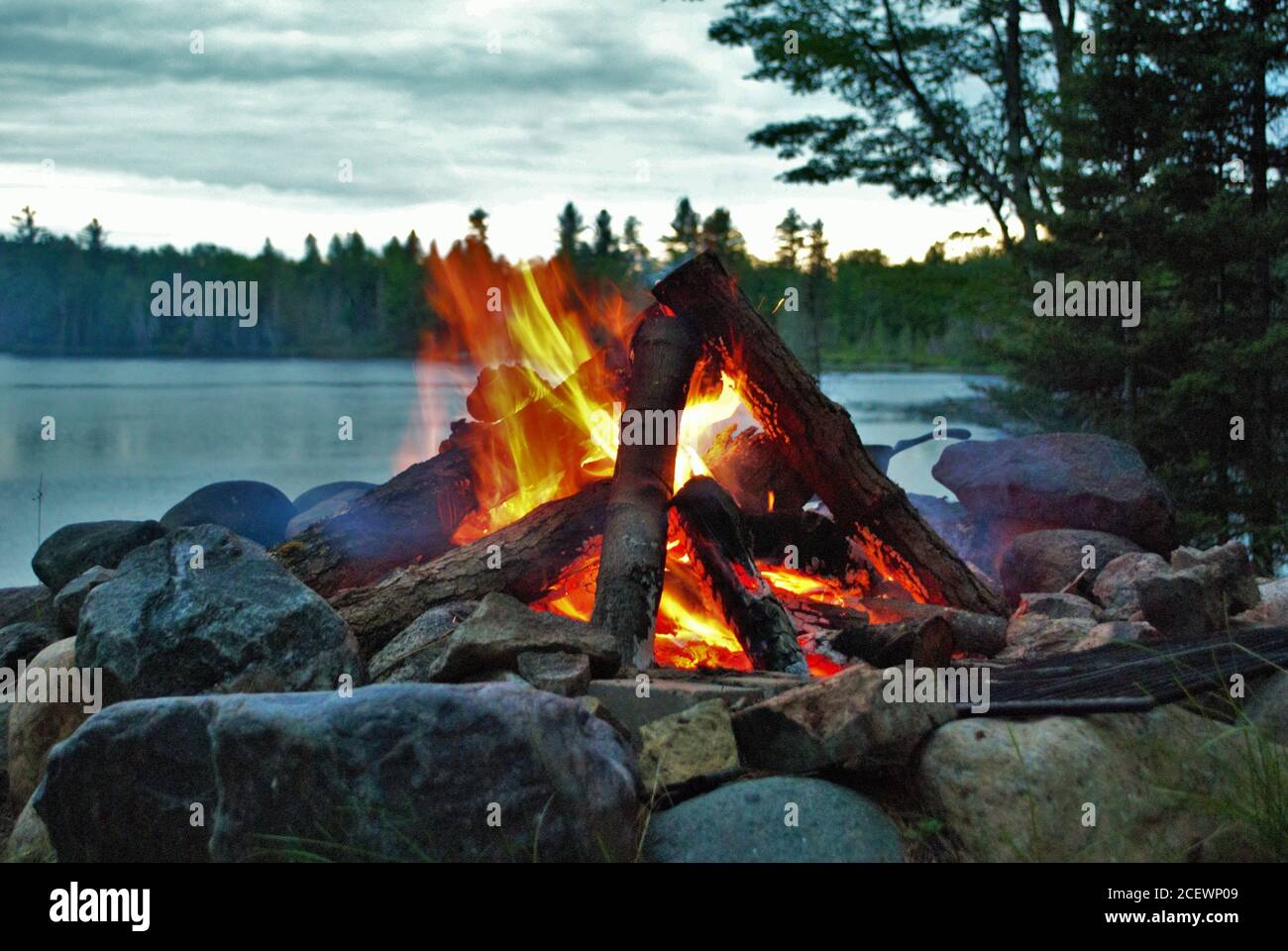 Le lac en feu Banque de photographies et d’images à haute résolution ...
