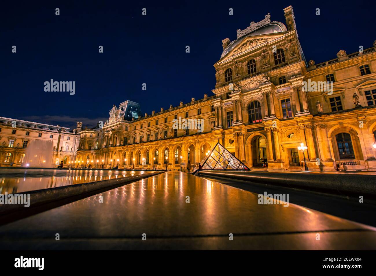 Louvre Night Banque d'image et photos - Alamy