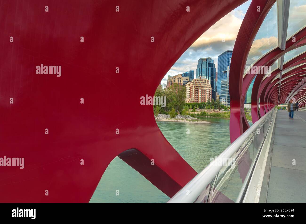 Le centre-ville de Calgary vu à travers la structure du pont de la paix ...