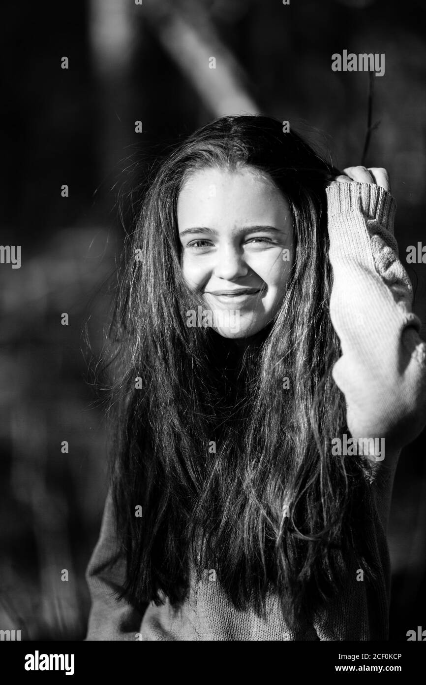 Fille Ado Rousse Banque Dimages Noir Et Blanc Alamy
