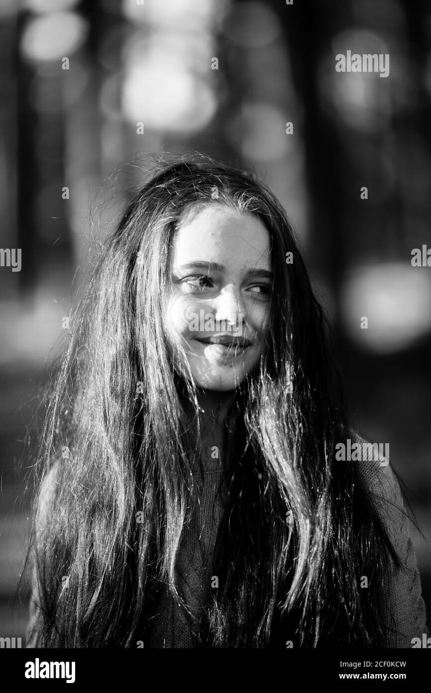 Fille Rousse Yeux Verts Banque Dimages Noir Et Blanc Alamy