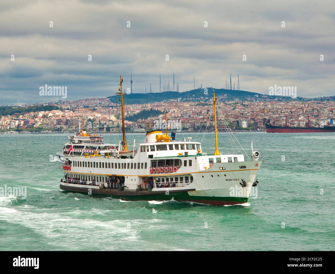 Ferry dans la Corne d'Or et la mer de Marmara, Istanbul, Turquie Photo ...