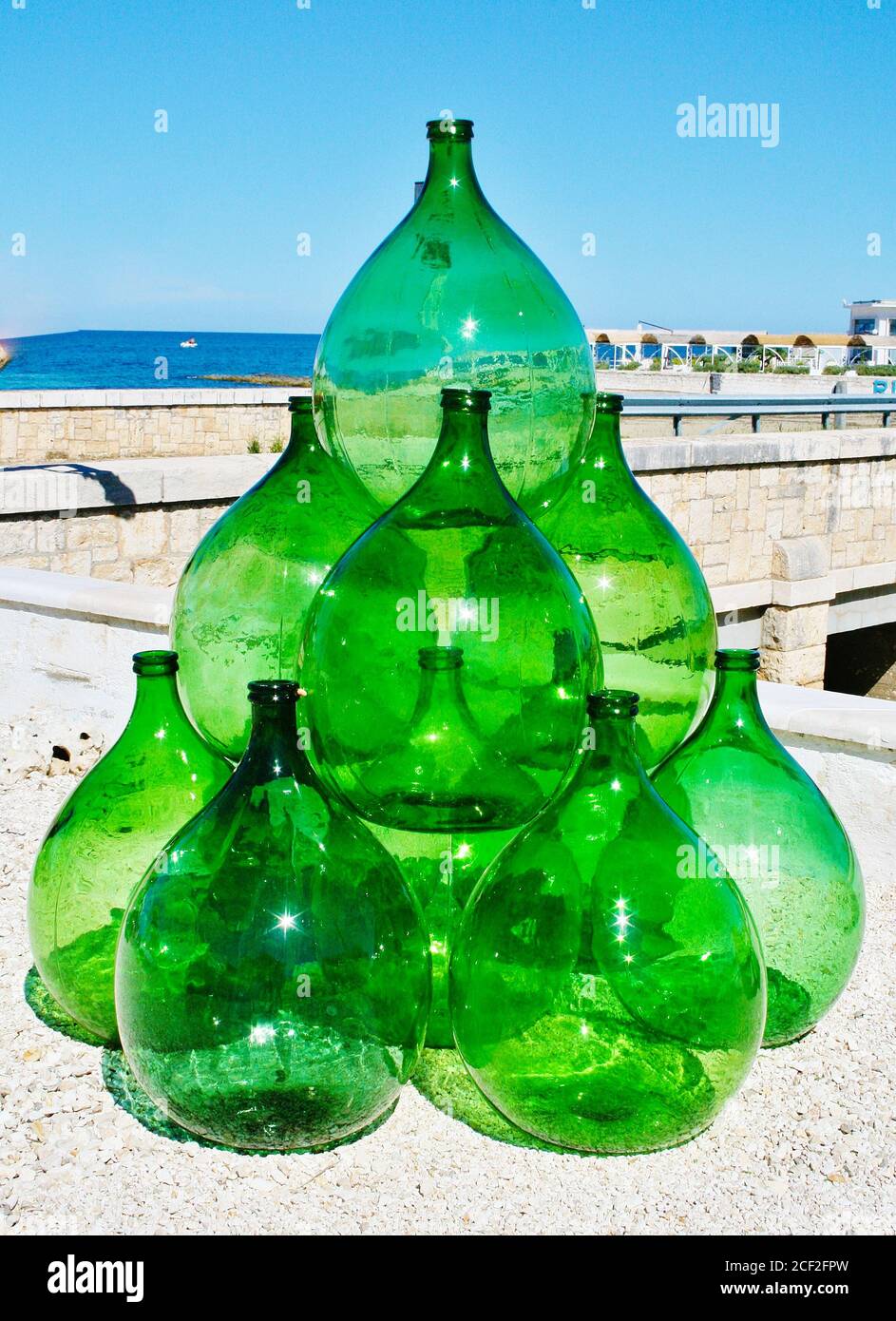 Bouteilles de verre vert vintage Banque de photographies et d’images à ...