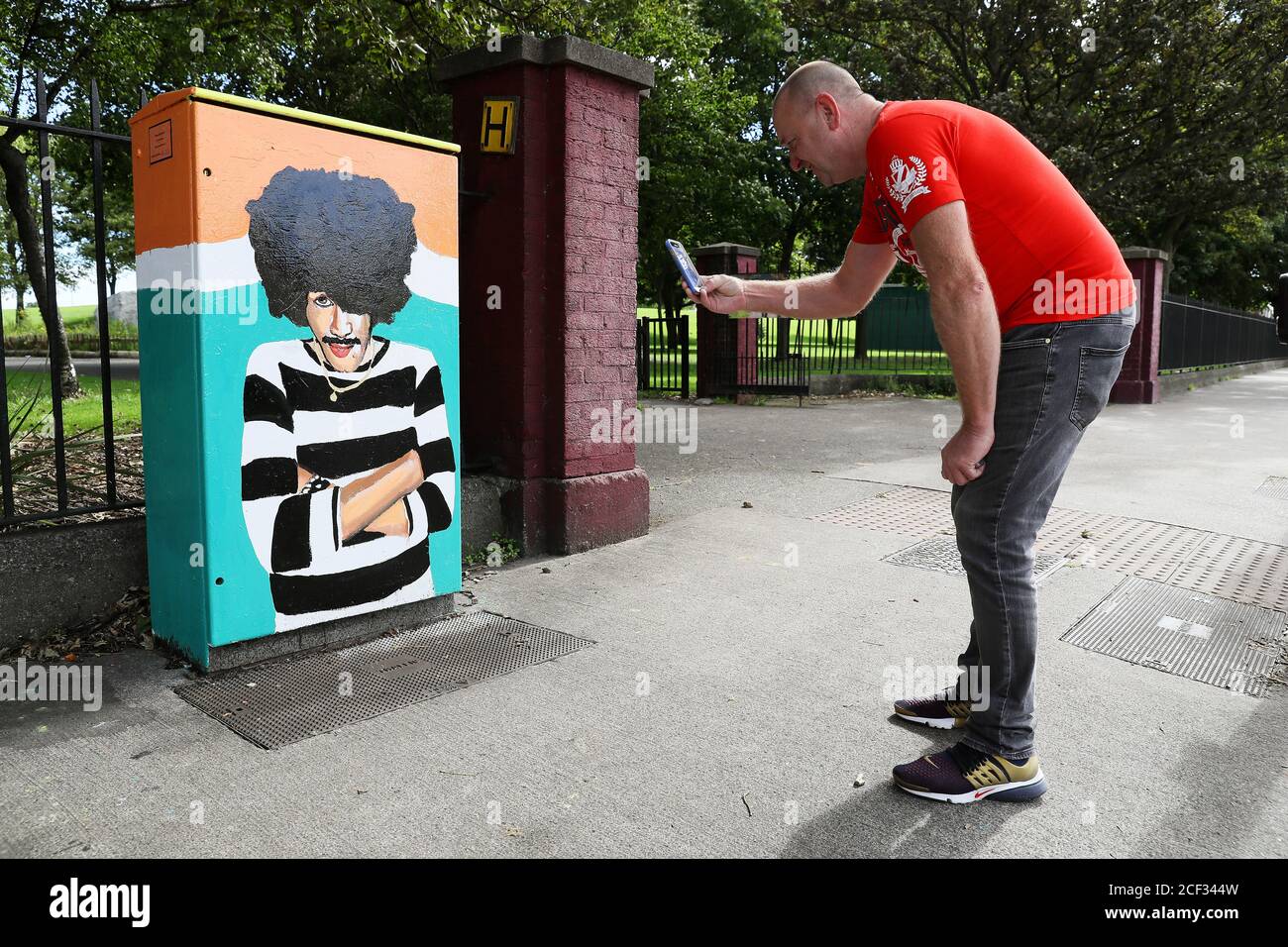 Arthur Ayres s'arrête pour photographier une nouvelle fresque du ...