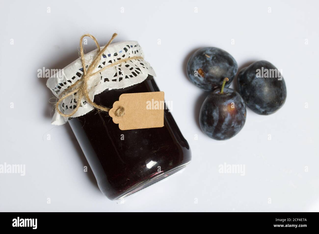 Pot de confiture de prune. Avec une étiquette d'inscription. Des prunes ...