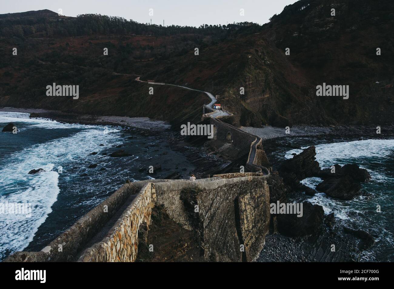 Route sinueuse de montagne traversant le pont de pierre et menant le ...