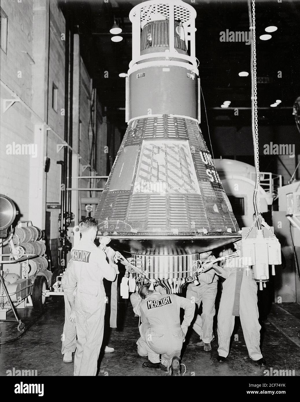 Le personnel du Hangar S à Cape Canaveral, en Floride prépare la ...