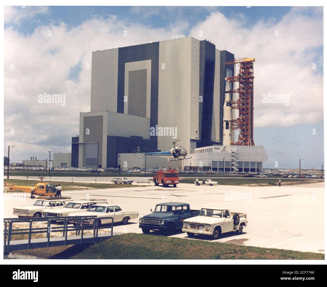 Saturn v night launch Banque d'images détourées - Alamy