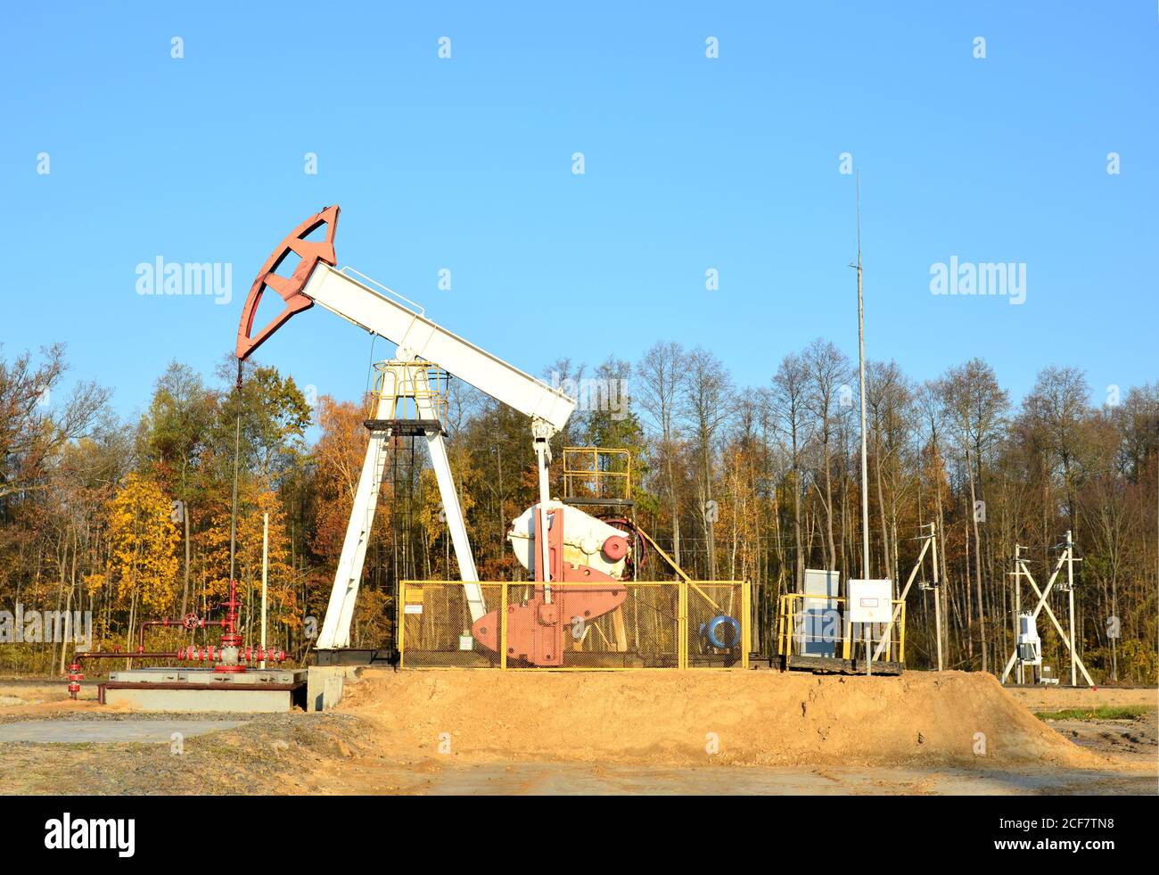 Le forage pétrolier fait déraille dans le champ pétrolifère du désert ...