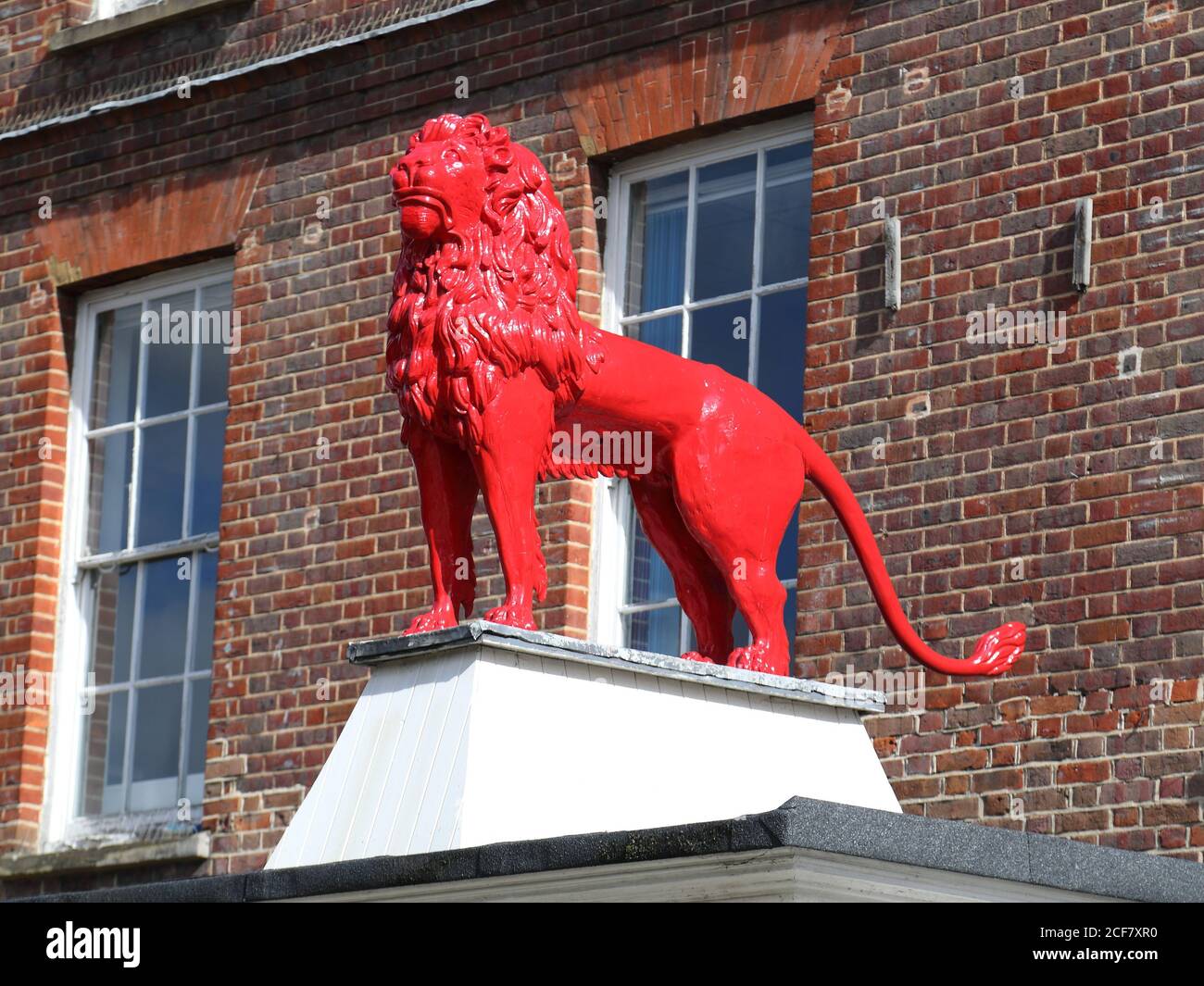 La statue emblématique d'un lion rouge sur le portique à l'extérieur du ...