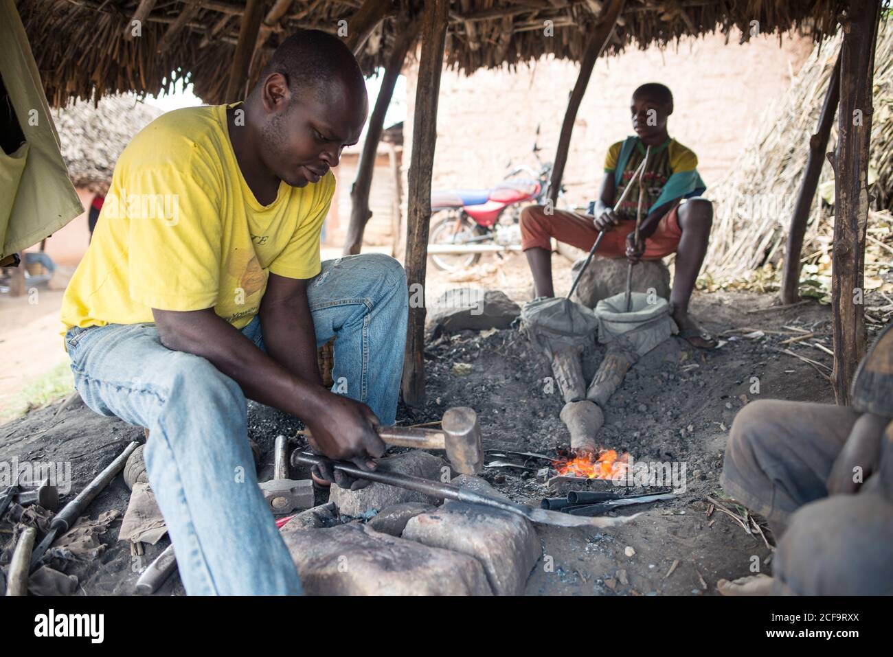 Forgeron africain Banque de photographies et d’images à haute ...