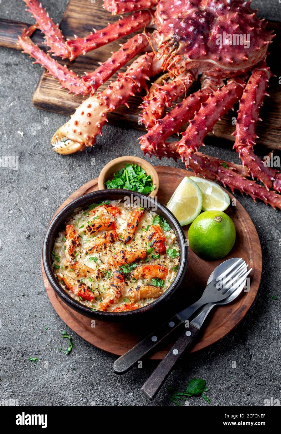 Cuisine chilienne. Viande de crabe cuite au four avec fromage, crème et ...