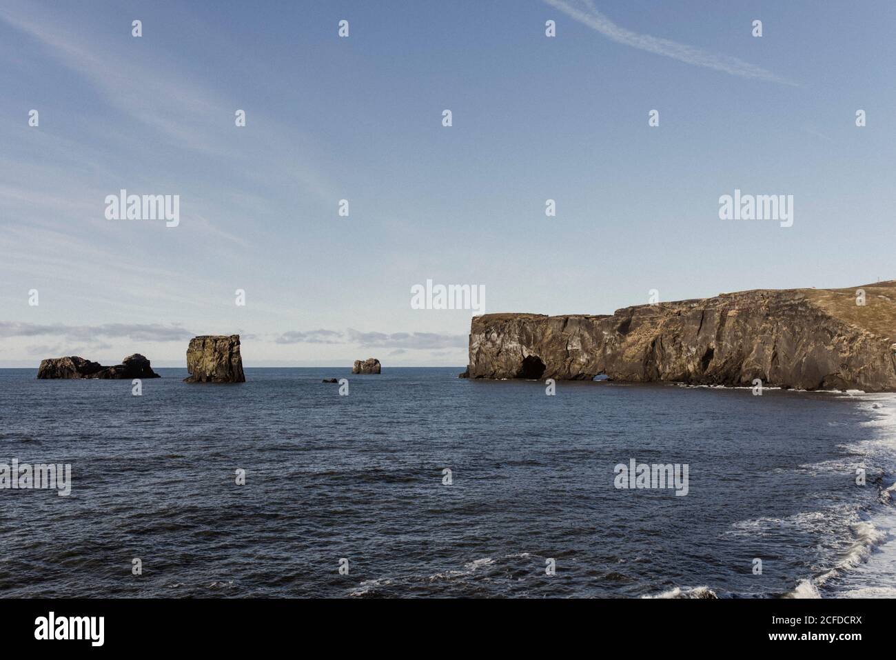 Cap de dyrholaey avec vue sur la mer rock gate Banque de photographies ...