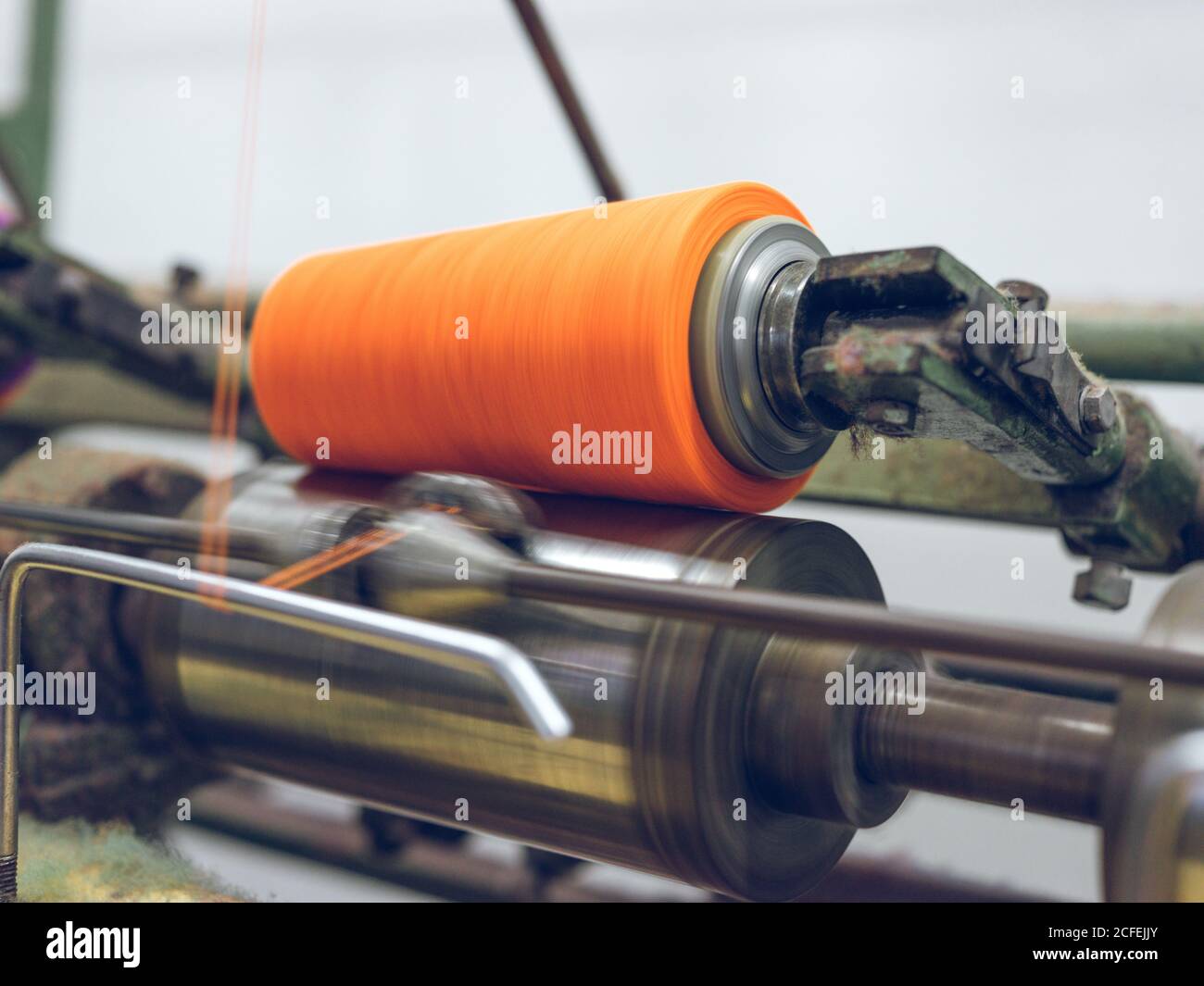 Avec sa machine à filer Banque de photographies et d’images à haute ...