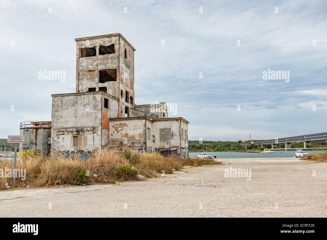 Bâtiment abandonné du port de la rivière abandonné par le canal de ... Bâtiment abandonné du port de la rivière abandonné par le canal de ...