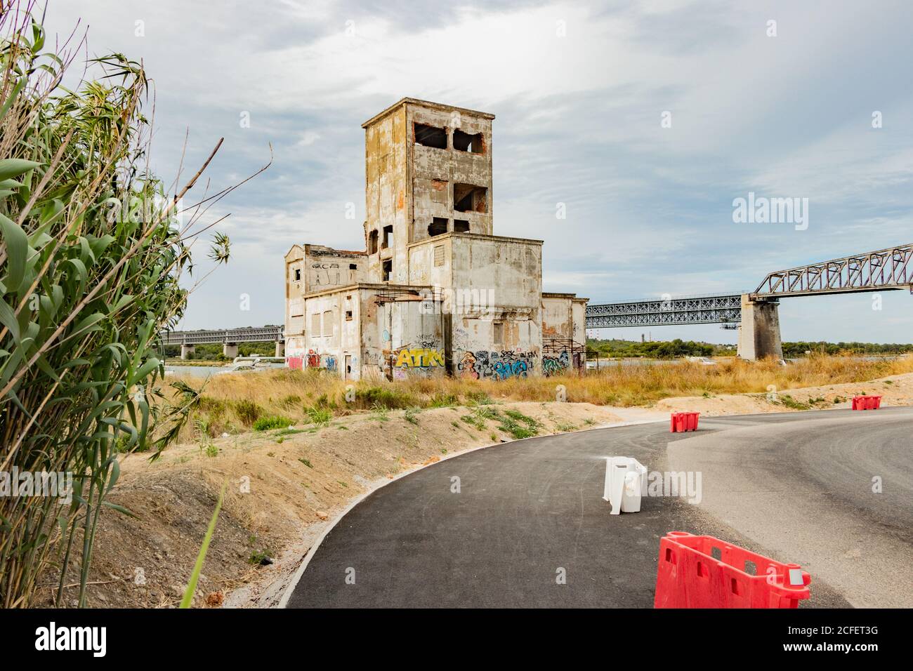 Bâtiment abandonné du port de la rivière abandonné par le canal de ... Bâtiment abandonné du port de la rivière abandonné par le canal de ...
