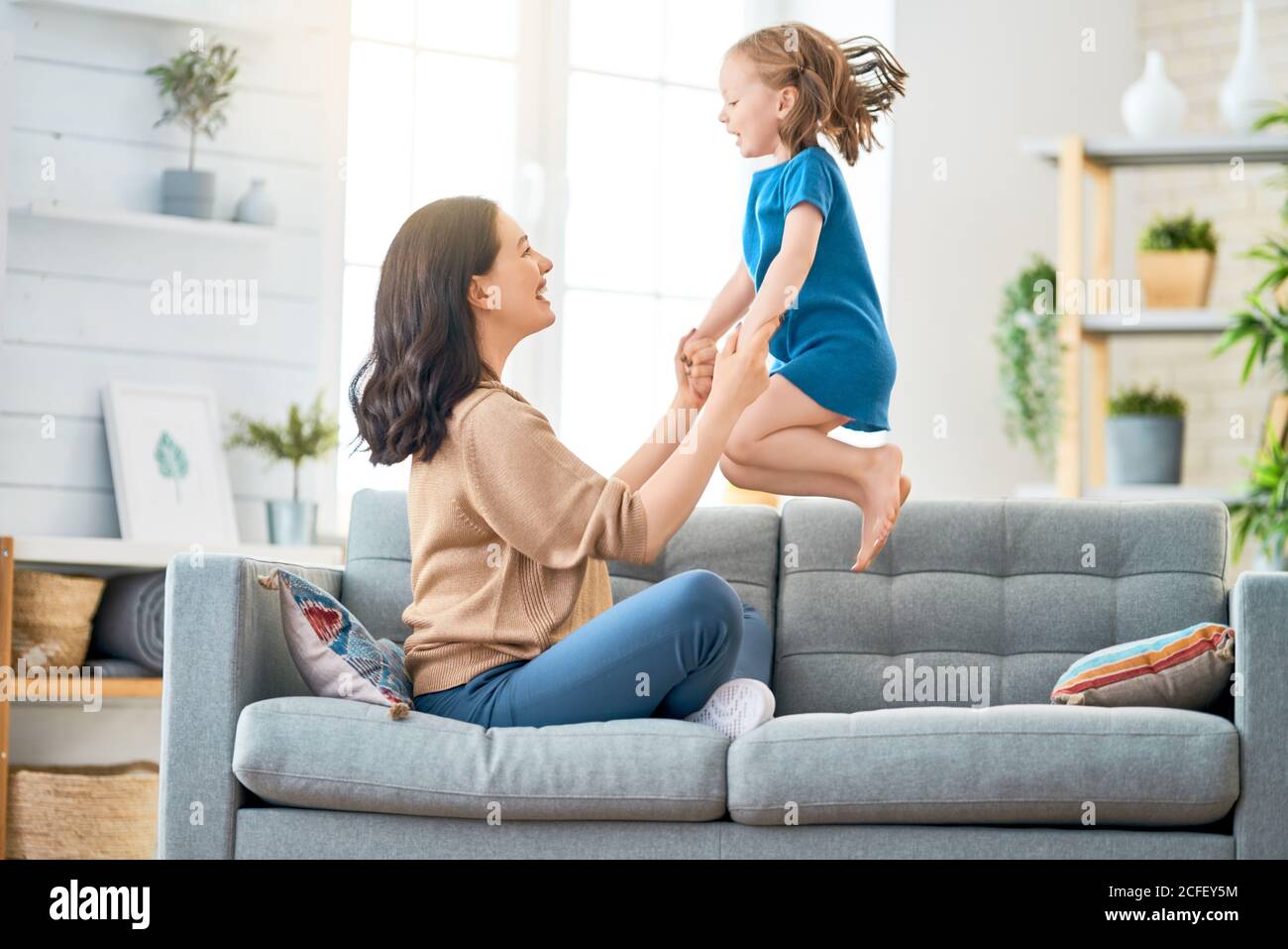 Bonne fête des mères ! Maman et sa fille fille fille fille jouent, sourient et embrasent ...