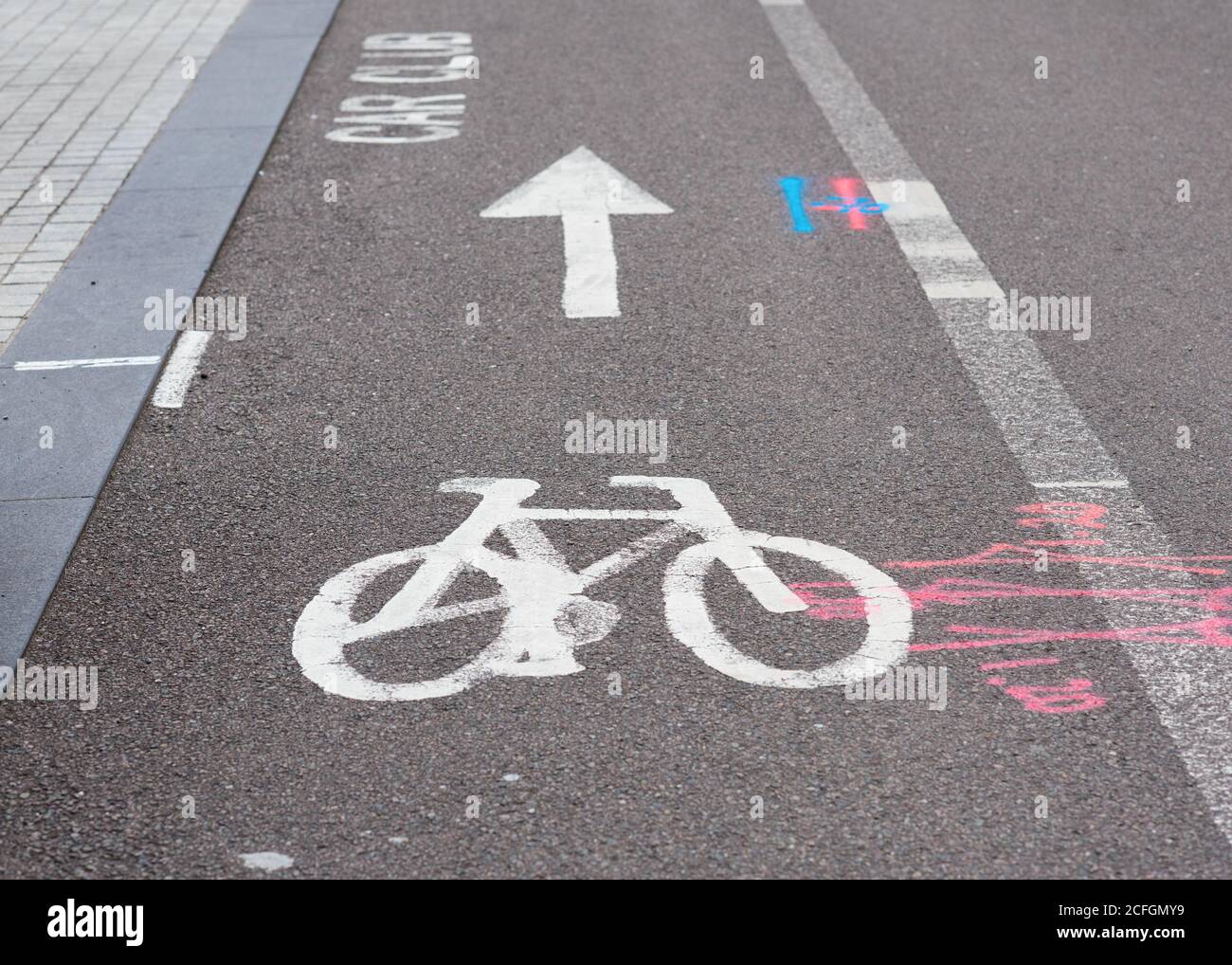 panneau de signalisation pour vélo dans une ville et autres panneaux de ...