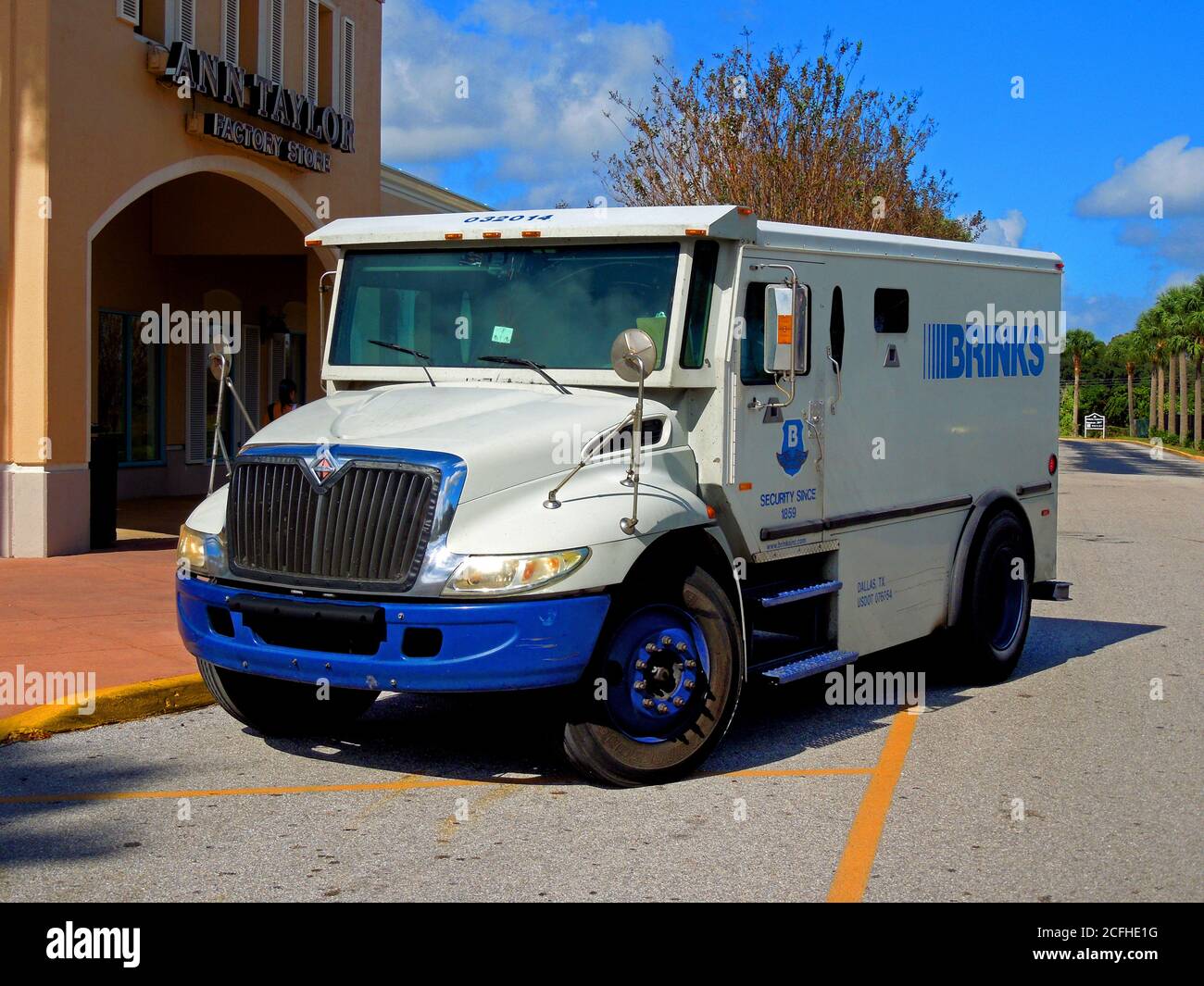 Brinks truck Banque de photographies et d’images à haute résolution - Alamy