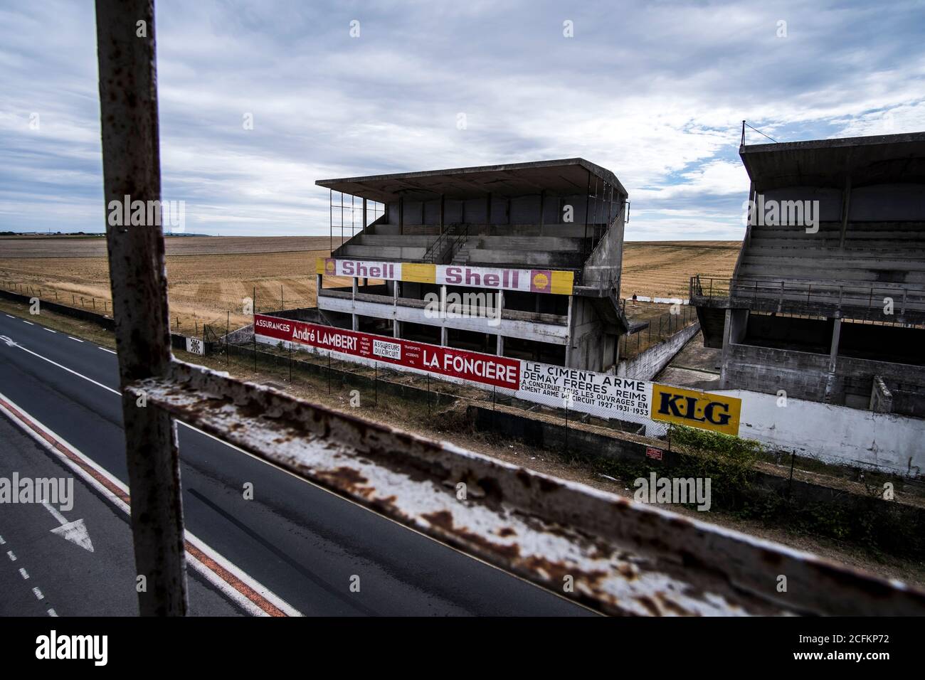 Vue sur les bâtiments de la fosse et le circuit de l'ancien circuit de ...